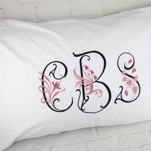 Set of 2 Monogrammed Pillowcases / 100% Cotton / Embroidered - Etsy