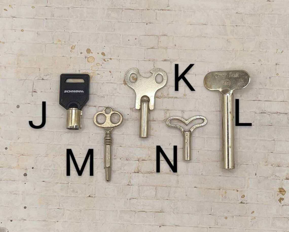 VINTAGE KEYS Assortment Schatz Schwinn Mantle Clock - Etsy