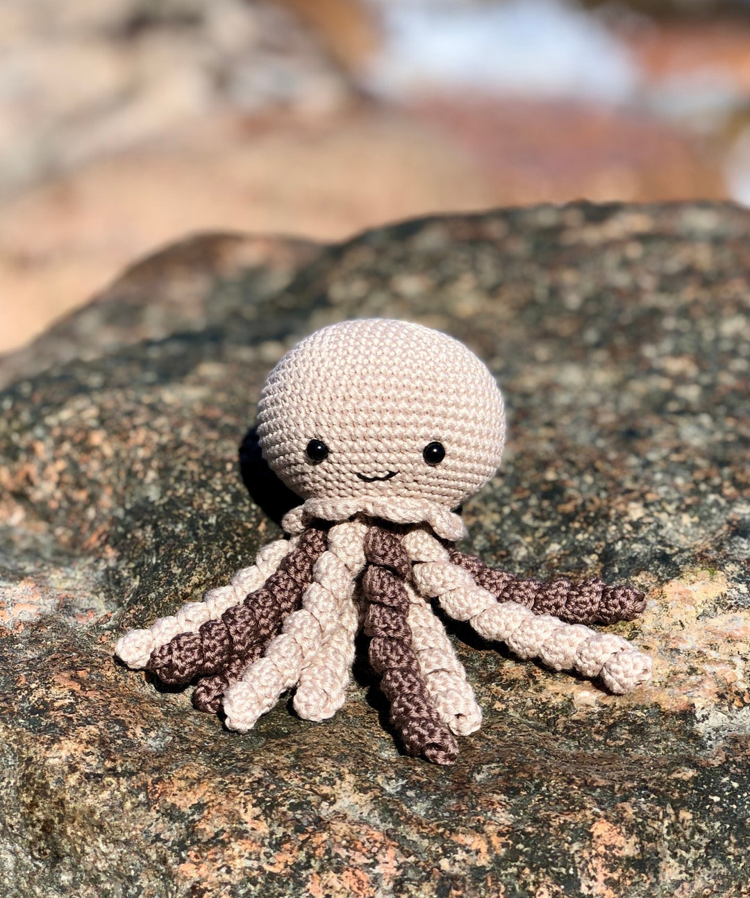 Qualle Babyrassel gehäkelt aus Baumwolle, Kuscheltier Meerestiere, Amigurumi Häkeltier ...