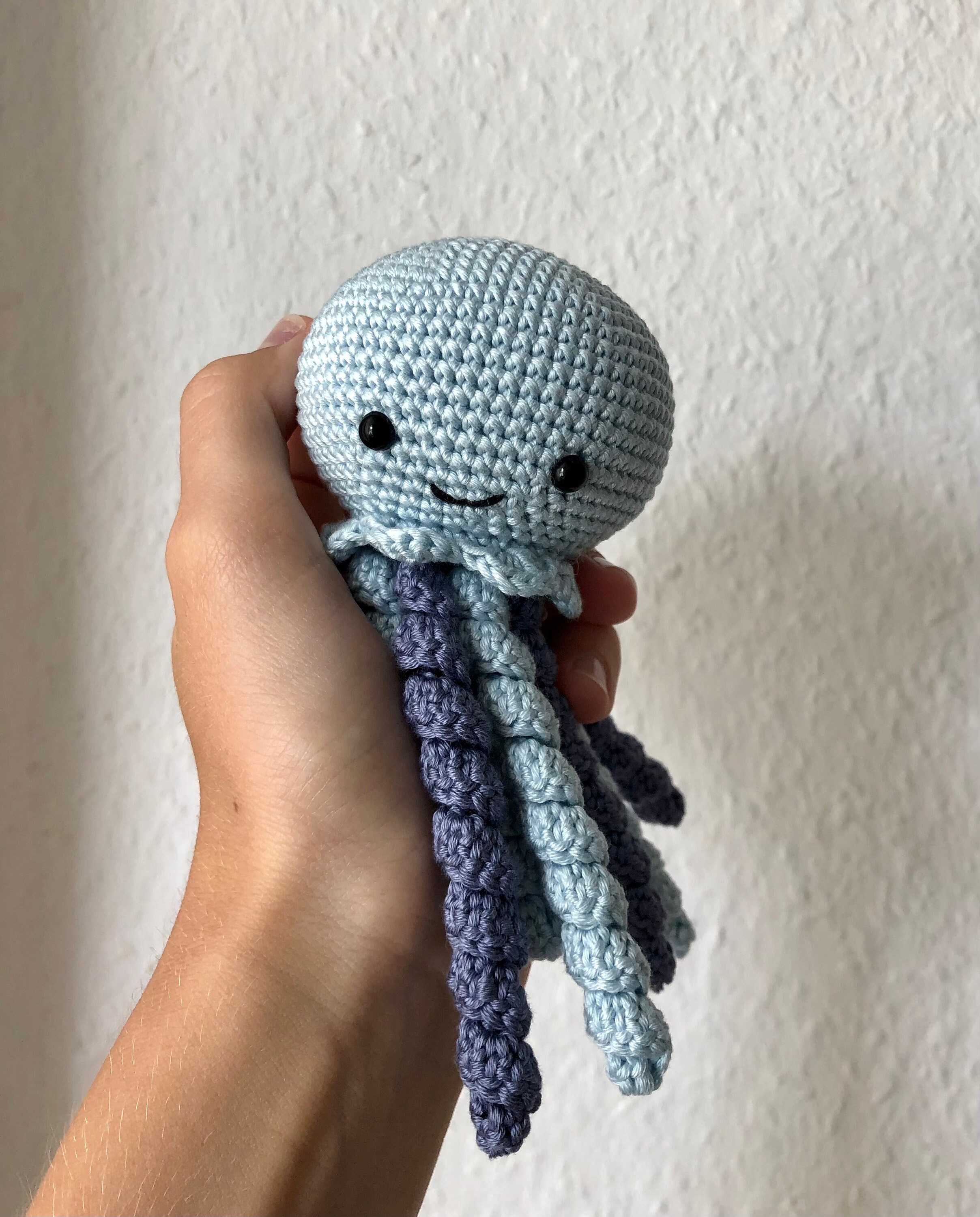 Qualle Babyrassel gehäkelt aus Baumwolle, Kuscheltier Meerestiere, Amigurumi Häkeltier ...