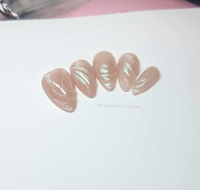 Prensa cromada sobre uñas, 3d, cromo, sirena, base verde y desnuda ...