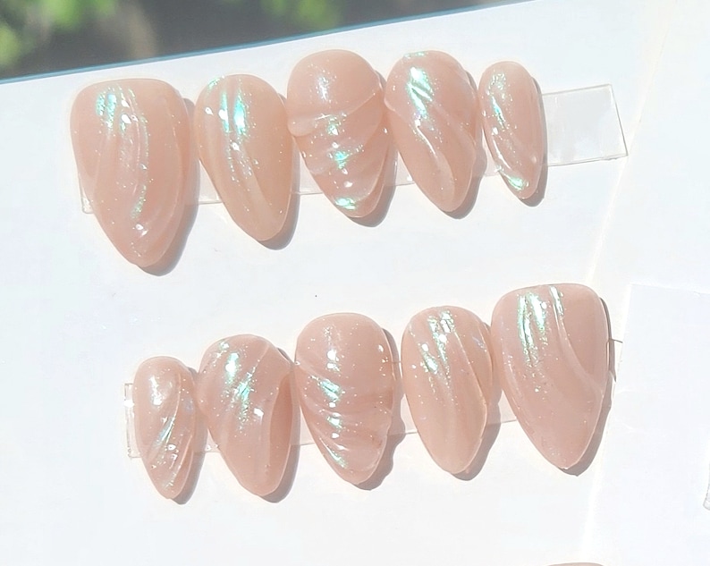 Prensa cromada sobre uñas, 3d, cromo, sirena, base verde y desnuda ...
