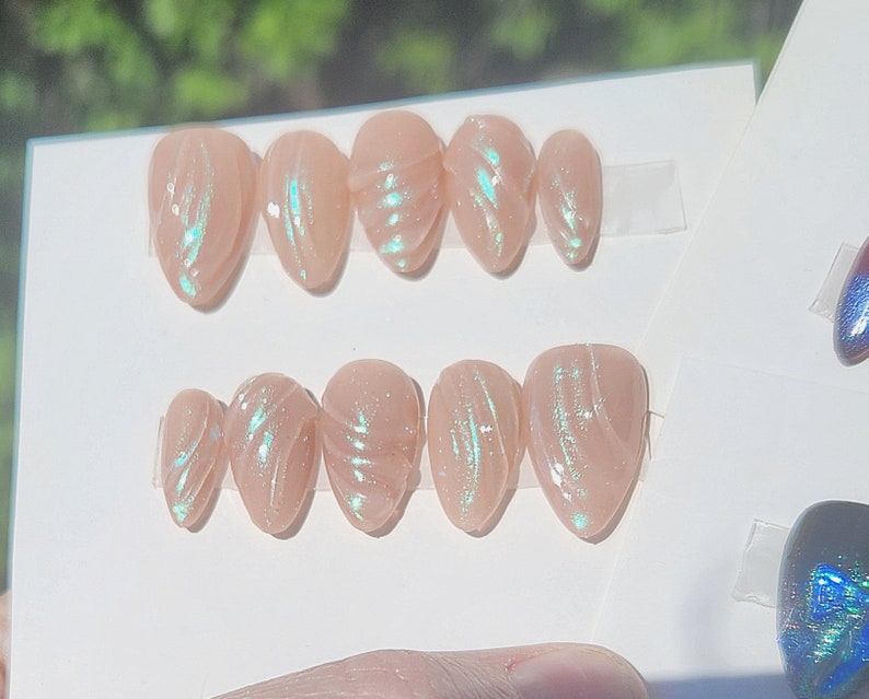 Prensa cromada sobre uñas, 3d, cromo, sirena, base verde y desnuda ...