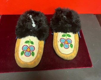 Lovely 8 Inch Long Indigenous First Nations Leather and Beaded Moccasin ...
