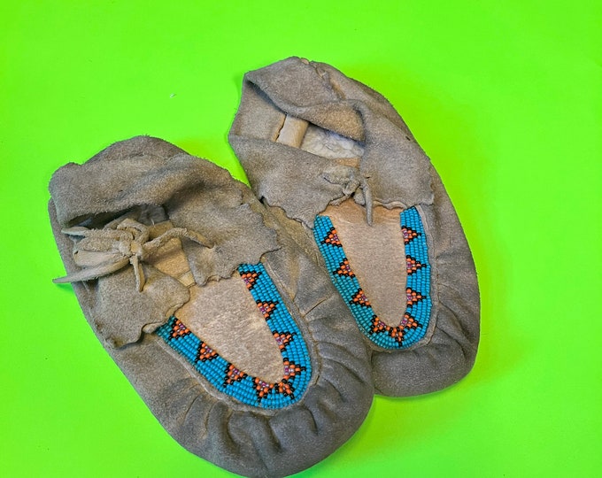 Lovely 8 Inch Long Indigenous First Nations Leather and Beaded Moccasin ...
