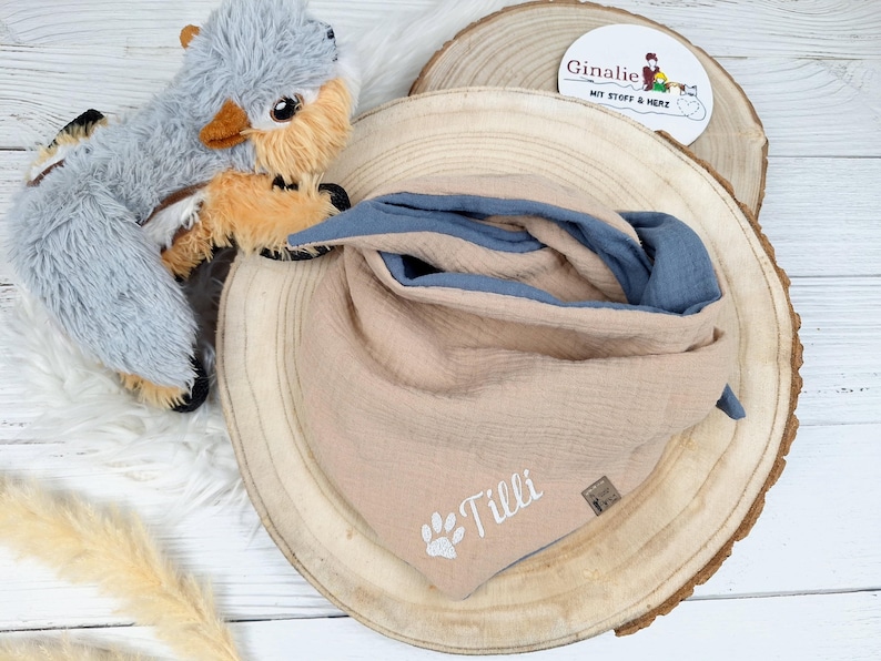 Bandana pour chien brodée • Bandana en mousseline brodée avec le nom du ...
