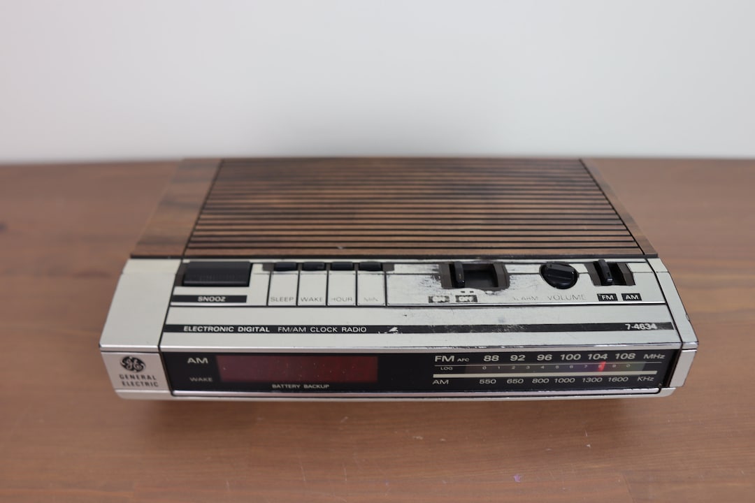 Beautiful Vintage 1980s General Electric Digital Alarm Clock Radio With ...