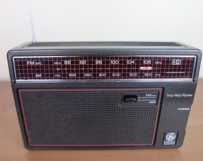 Beautiful Vintage Late 1970s Portable General Electric AM/FM Radio ...