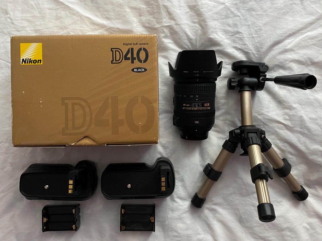 NIKON D40 Digital Camera Kit W/nikkor 18-200 Lens . See Description ...