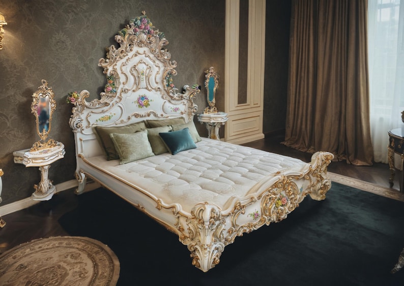 Lit de style baroque fabriqué en Italie avec deux tables de chevet et ...