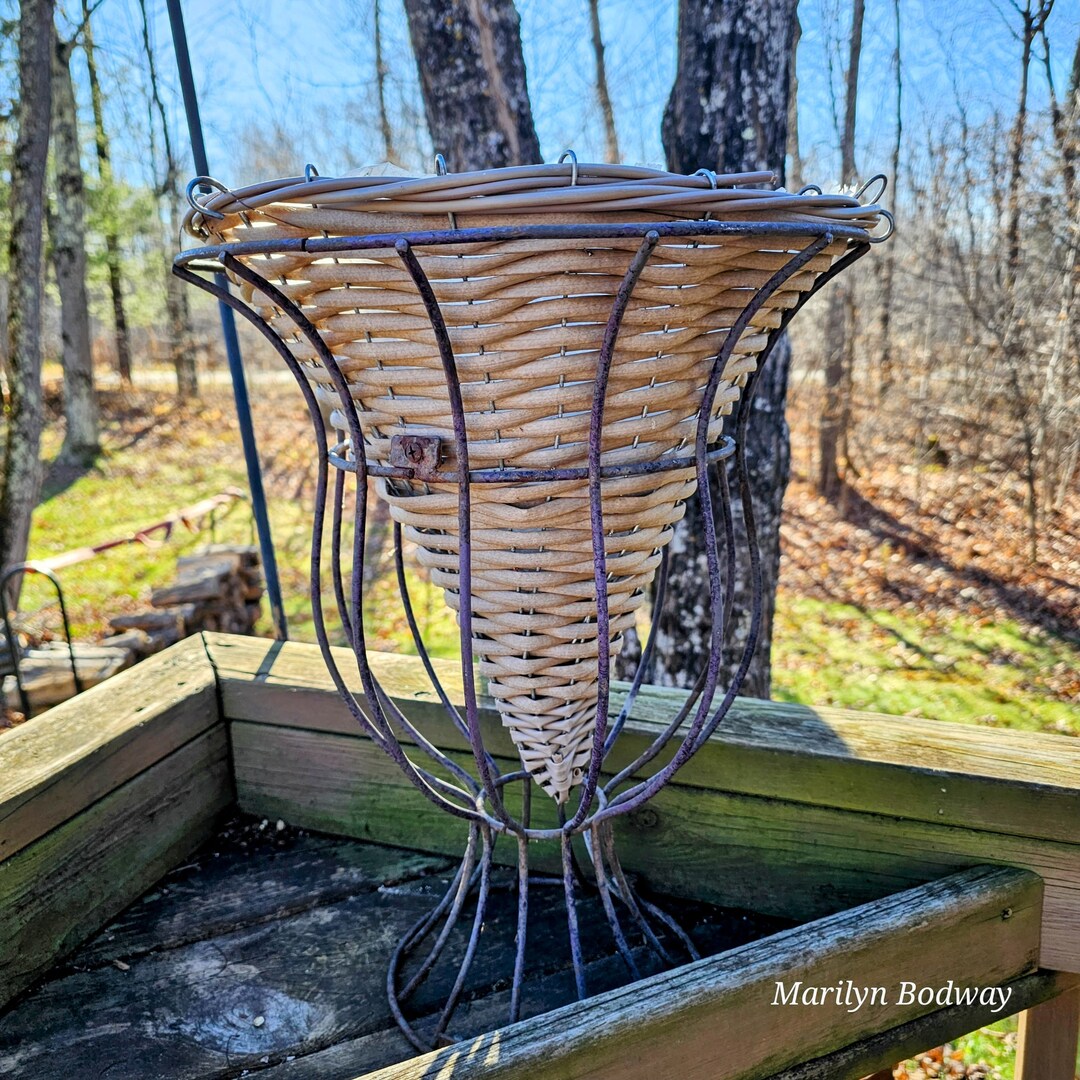 Metal Vintage Heavy Wire Plant Stand Urn Shape Basket Porch Deck Patio ...