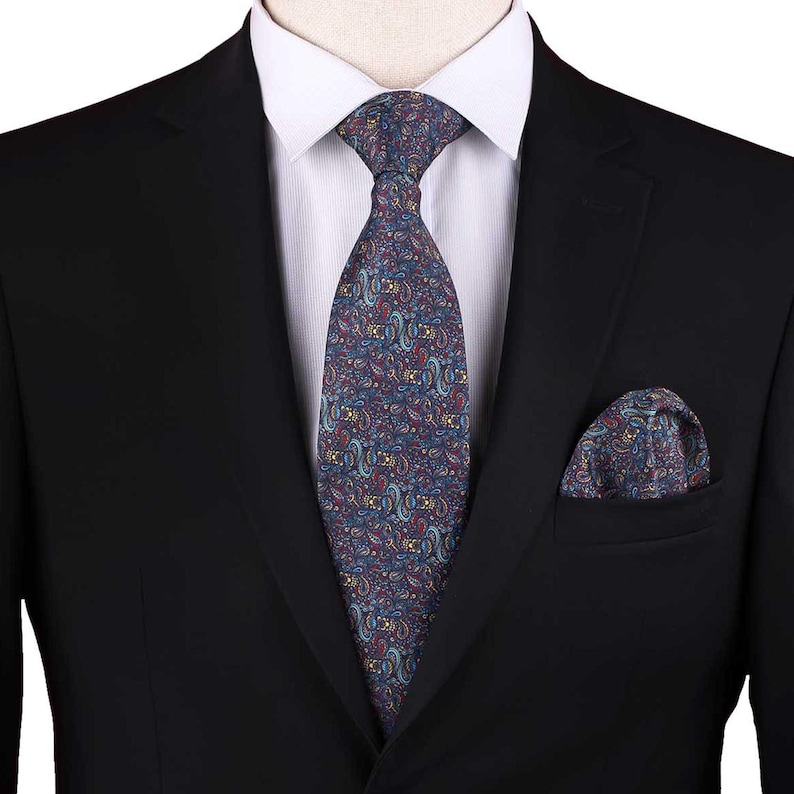 Conjunto de gravata azul marinho com estampa paisley, lenço de bolso ...