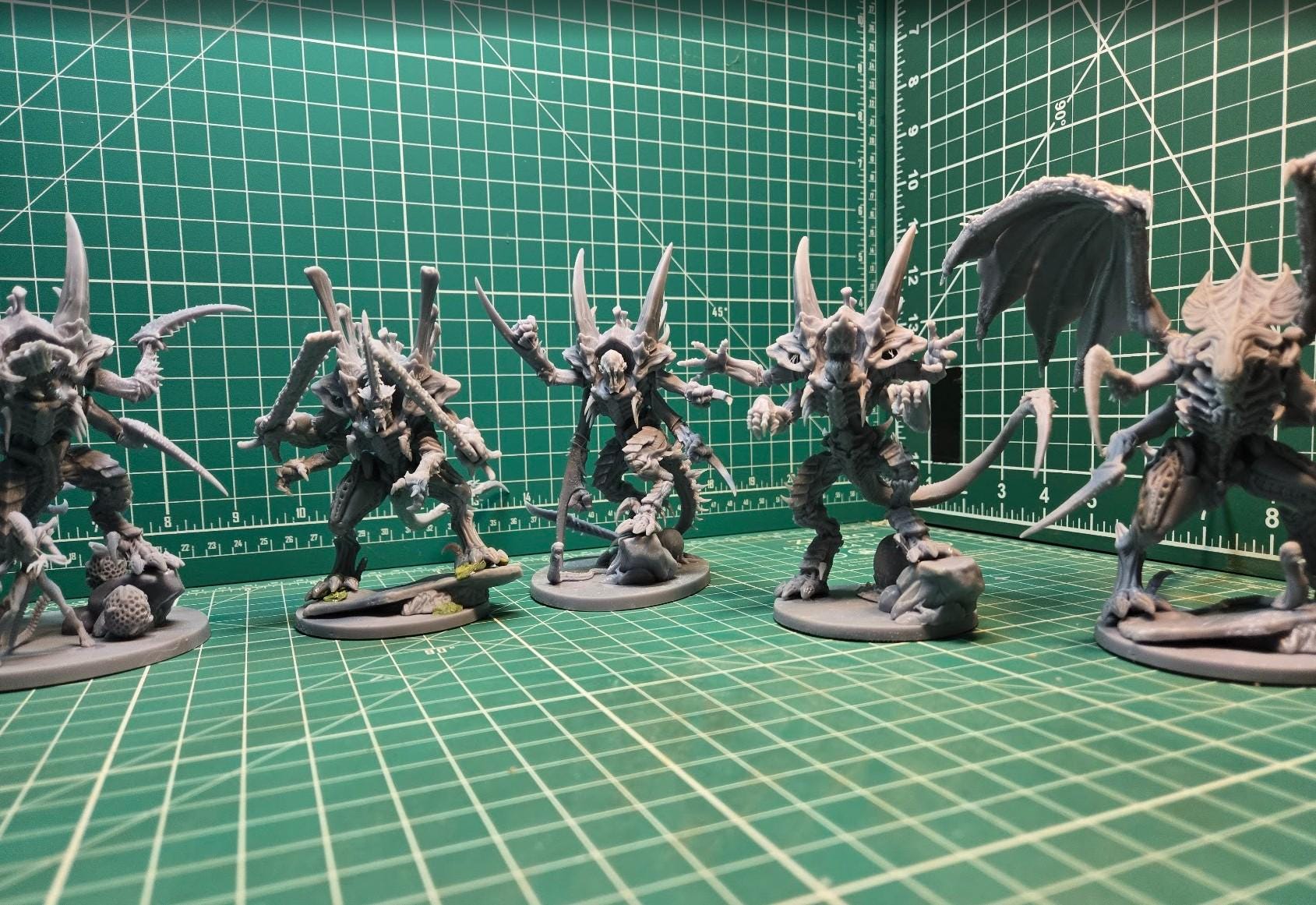 Commanding Poses for Hive Queens (fused Legs+tails Bits, Foot+armor ...