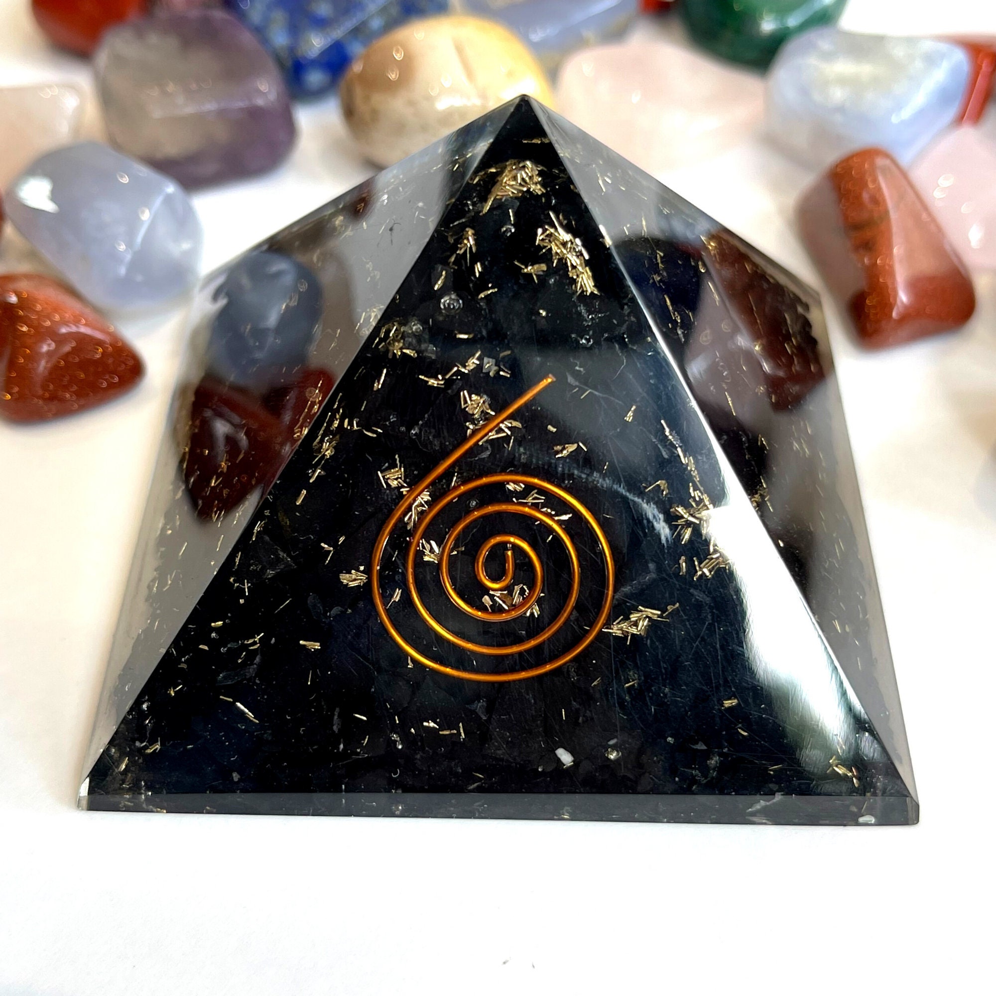 Orgonit Pyramide gefüllt mit Shungit Kristallen - Saugt EMF Strahlung ...