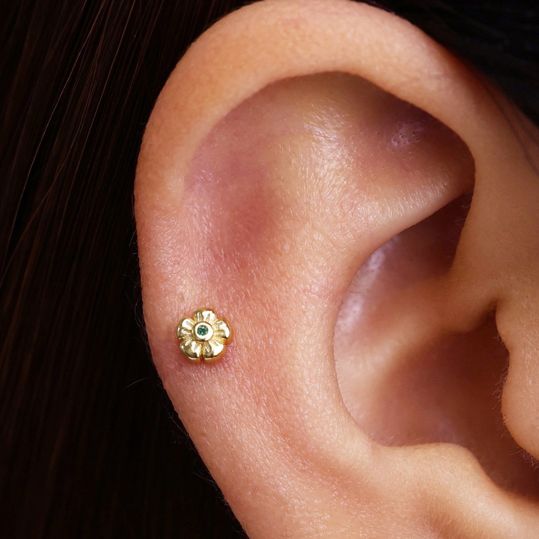 18G/16G Tiny Emerald Daisy Internally Threaded Flatback Labret • Tragus ...