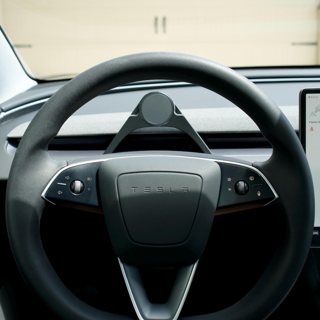 Dashboard Charging Mount for Updated Tesla Model 3 and Model Y ...
