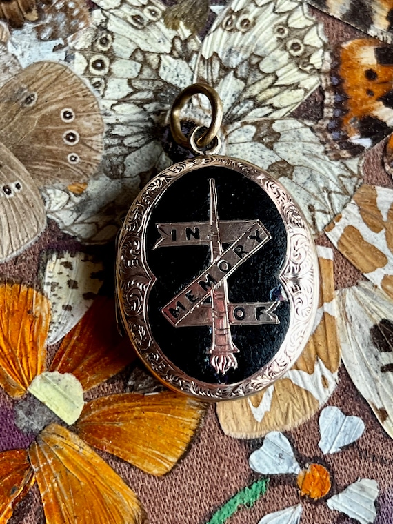 Antique Victorian mourning locket with black enamel a… - Gem