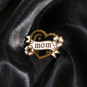 MOM & DAD Black Heart Retro Tattoo-style Enamel Pin | Pins for Parents ...