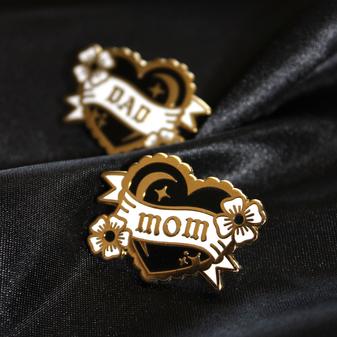 MOM & DAD Black Heart Retro Tattoo-style Enamel Pin | Pins for Parents ...