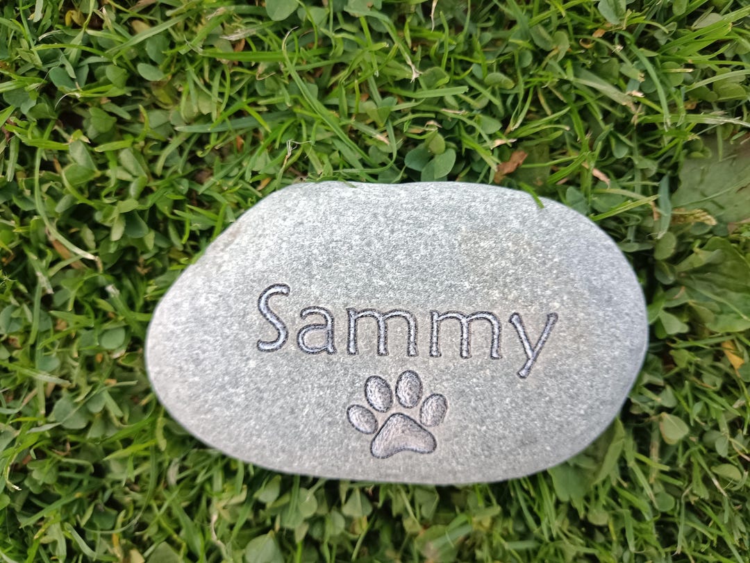 Personalised Pet Memorial Pebble, Engraved Dog or Cat Memory Stone ...