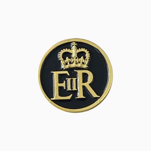 The Queen and Paddington Pin Badges Pack of 2 - Etsy