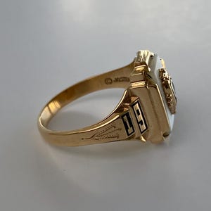 Vintage Solid 10k Yellow Gold Mother of Pearl 1965 Class Ring - Size 7. ...