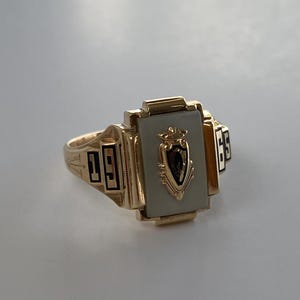 Vintage Solid 10k Yellow Gold Mother of Pearl 1965 Class Ring - Size 7. ...