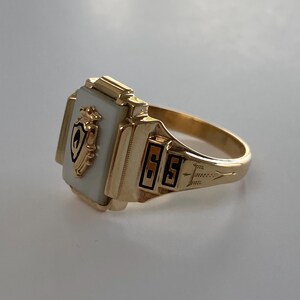 Vintage Solid 10k Yellow Gold Mother of Pearl 1965 Class Ring - Size 7. ...