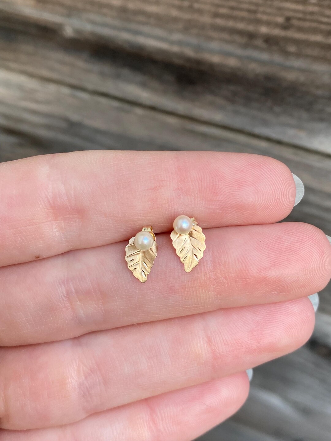 Vintage Solid 14k Yellow Gold Pearl Diamond Cut Leaf Stud Earrings ...