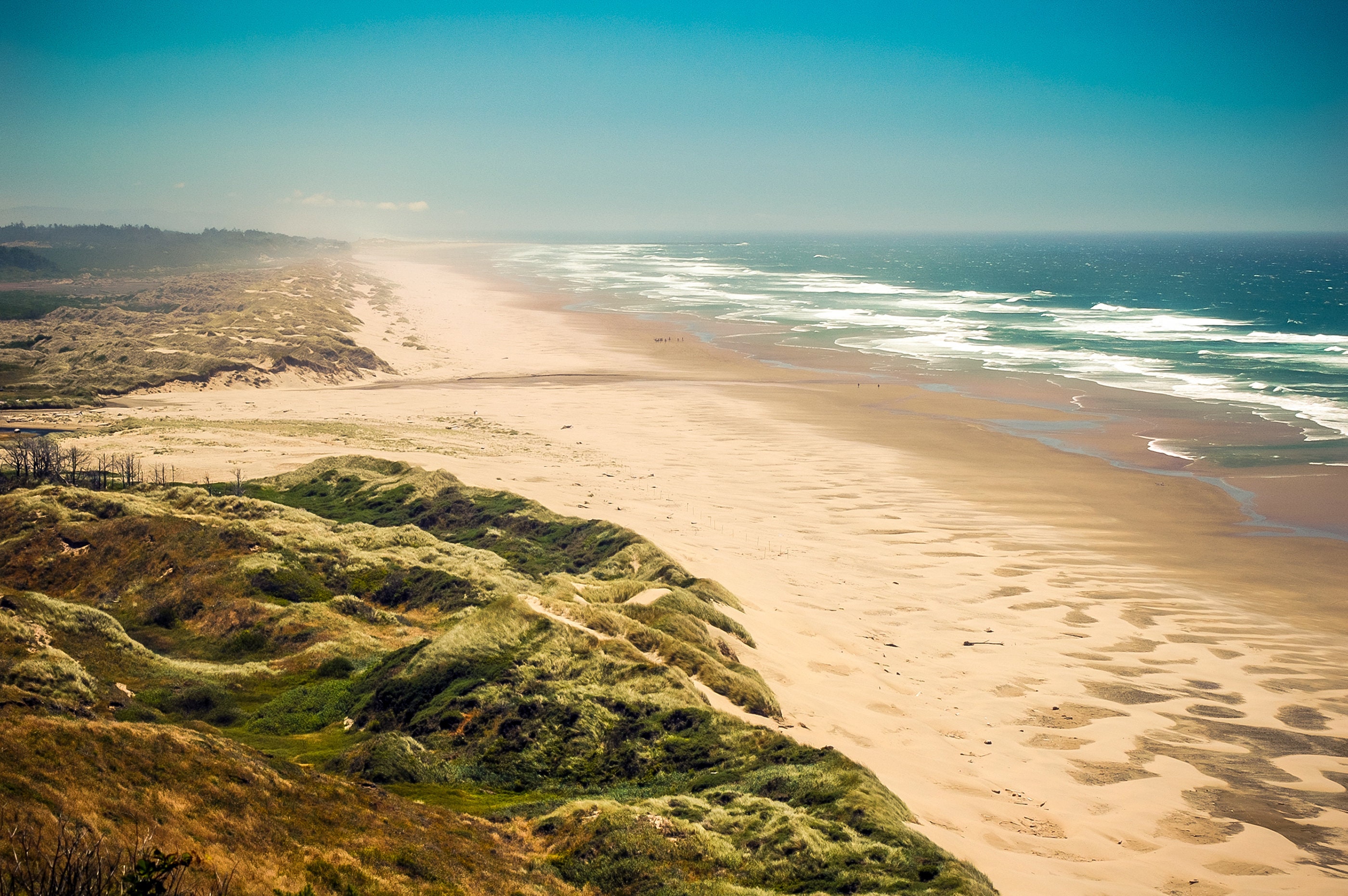 Hermosa y tranquila playa costera vacía de California, costa oeste del ...