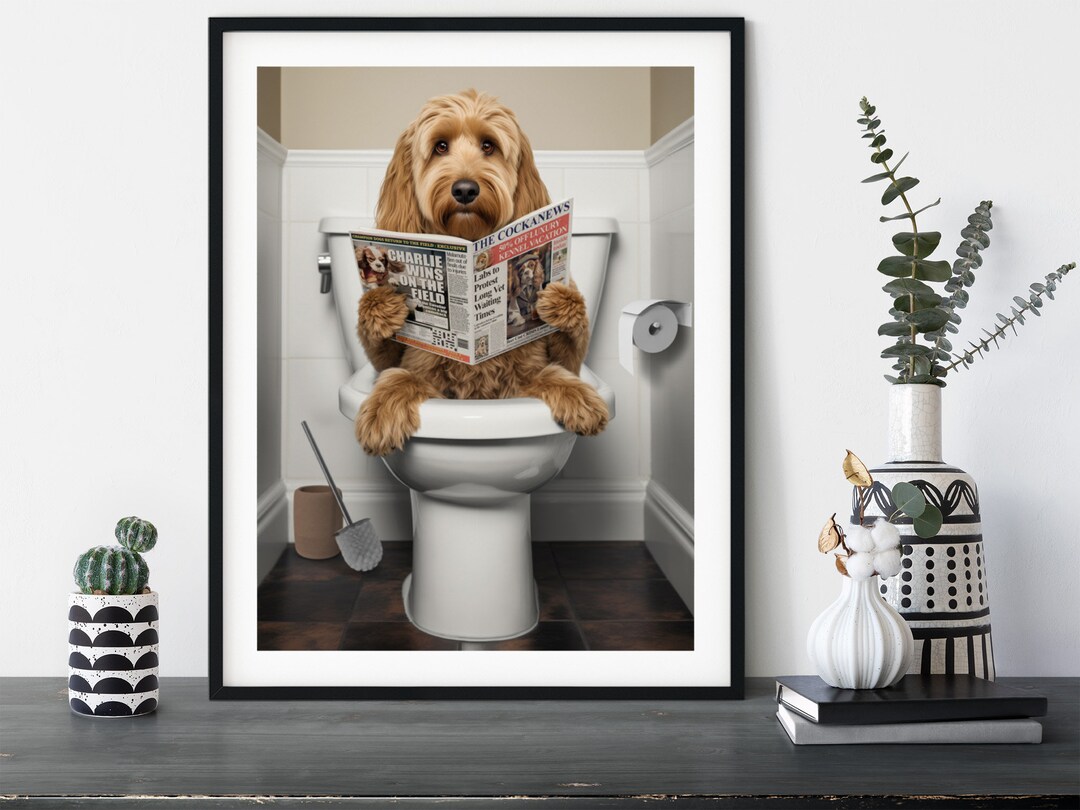 Cockapoo auf dem Klo, lustiger Toiletten-Humor-Hund, der Zeitungsdruck ...