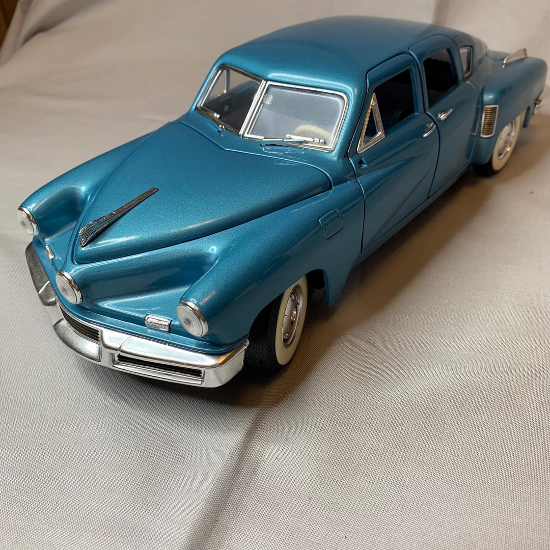 Road Signature 1948 Tucker - 1:18 Die-cast Metal - Deluxe Edition ...
