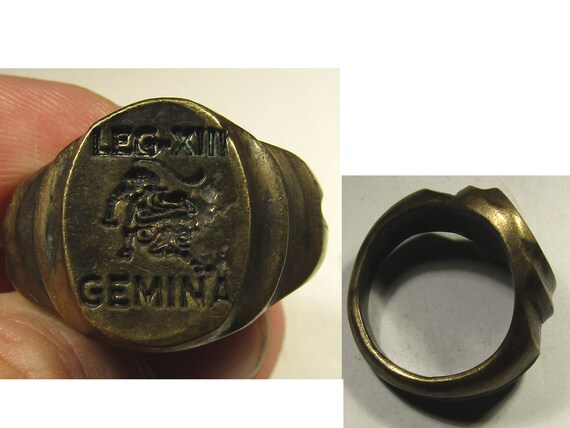 30 years old bronze ring with the isignia of the 13th… - Gem