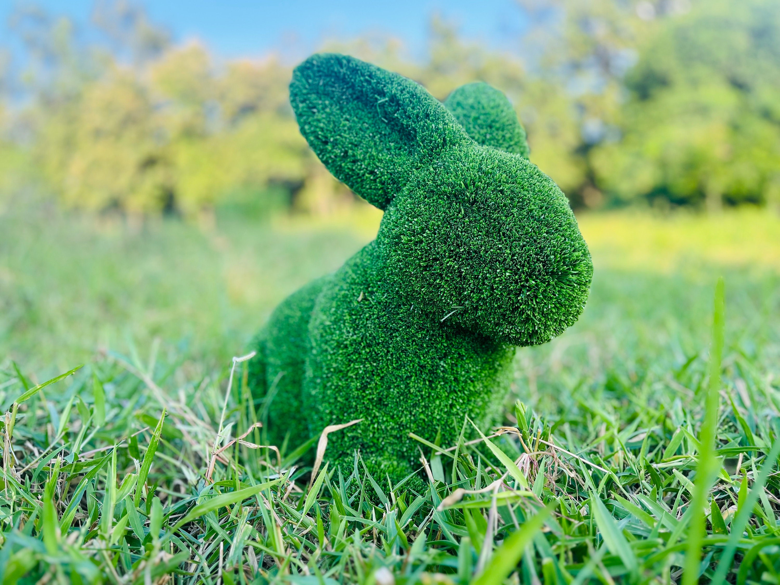 Animal Topiary Green Rabbit Topiary is Made of Fibreglass and ...
