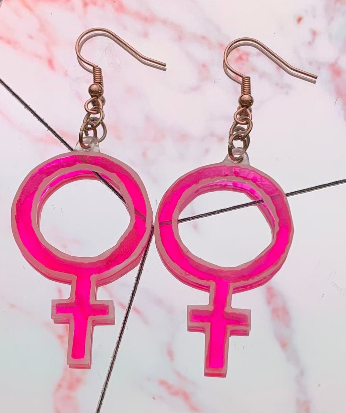 Pendientes de signo femenino / Pendientes feministas / Feminism ...