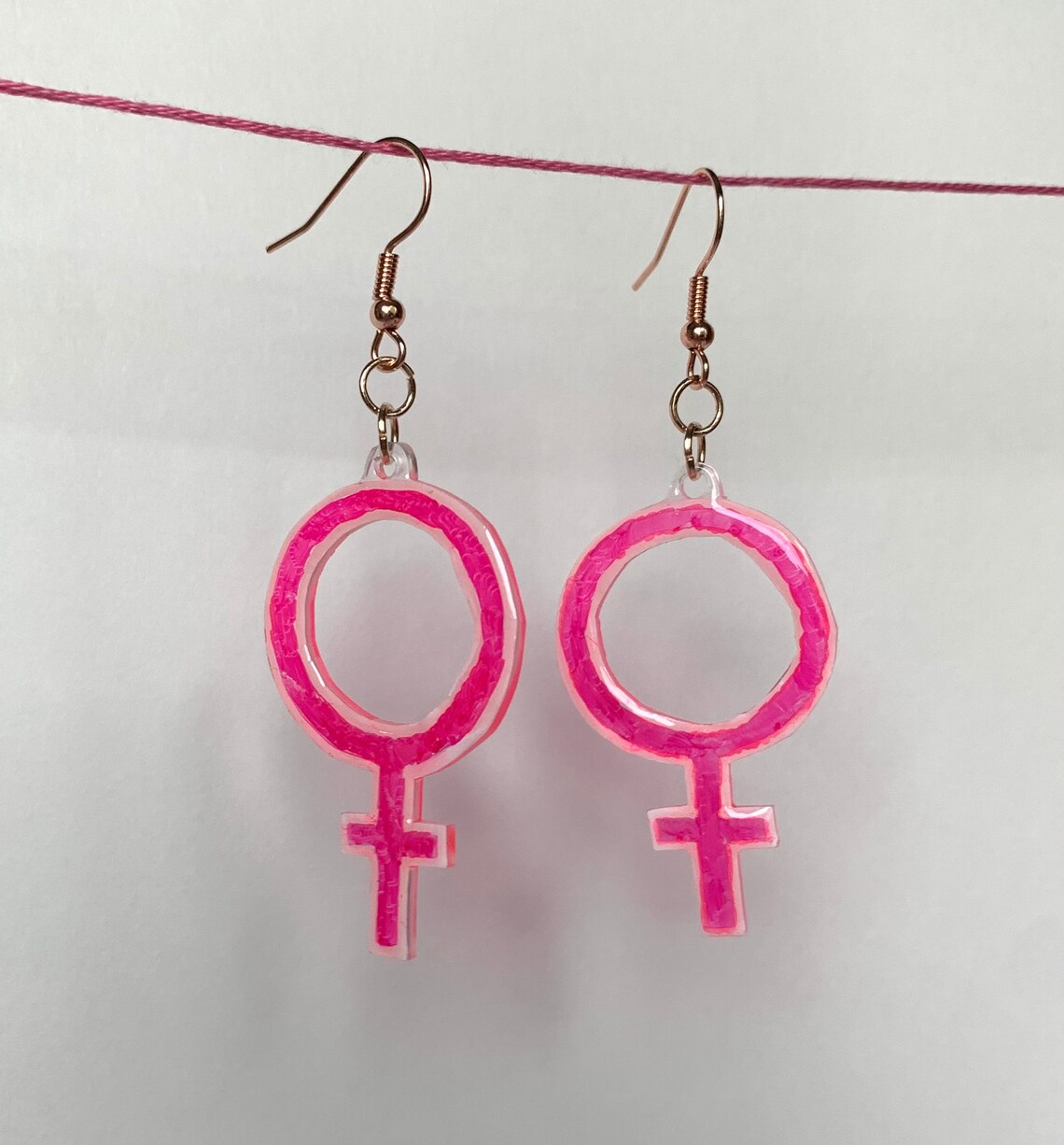 Pendientes de signo femenino / Pendientes feministas / Feminism ...
