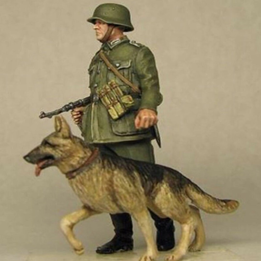 1/35 Resin Figure Model Kit Guard German Soldier With Dog Guarding WW2 ...