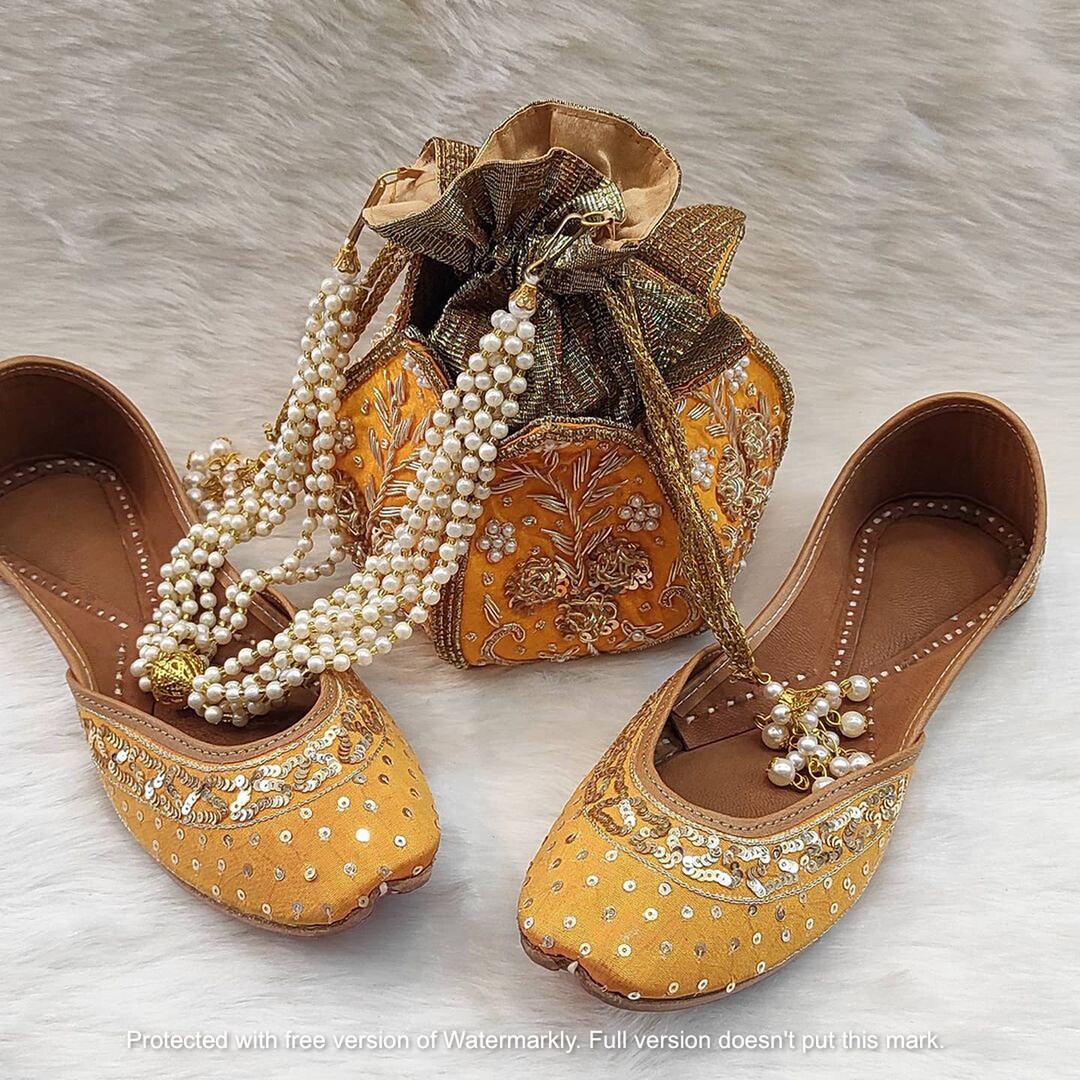 Gold Bridal Shoes, Punjabi Jutti, Women's Wedding Embroidery, Indian ...