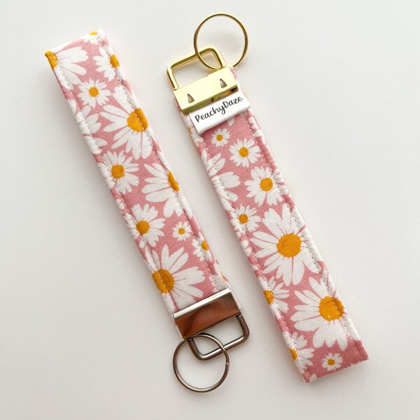 Daisy Keychain - Etsy