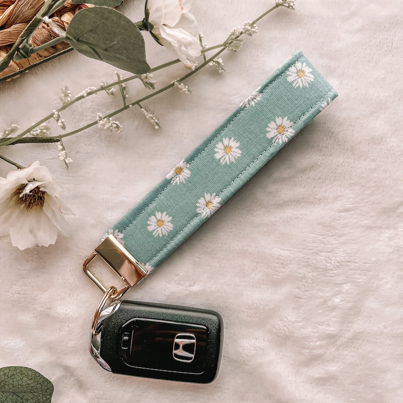 Daisy Keychain - Etsy