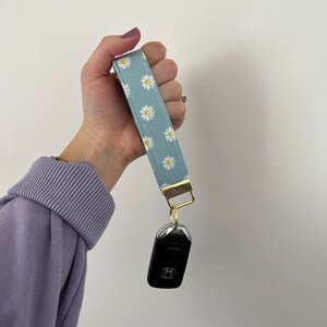 Daisy Keychain Wristlet, Handmade Cotton Key Fob, Gold Hardware - Etsy