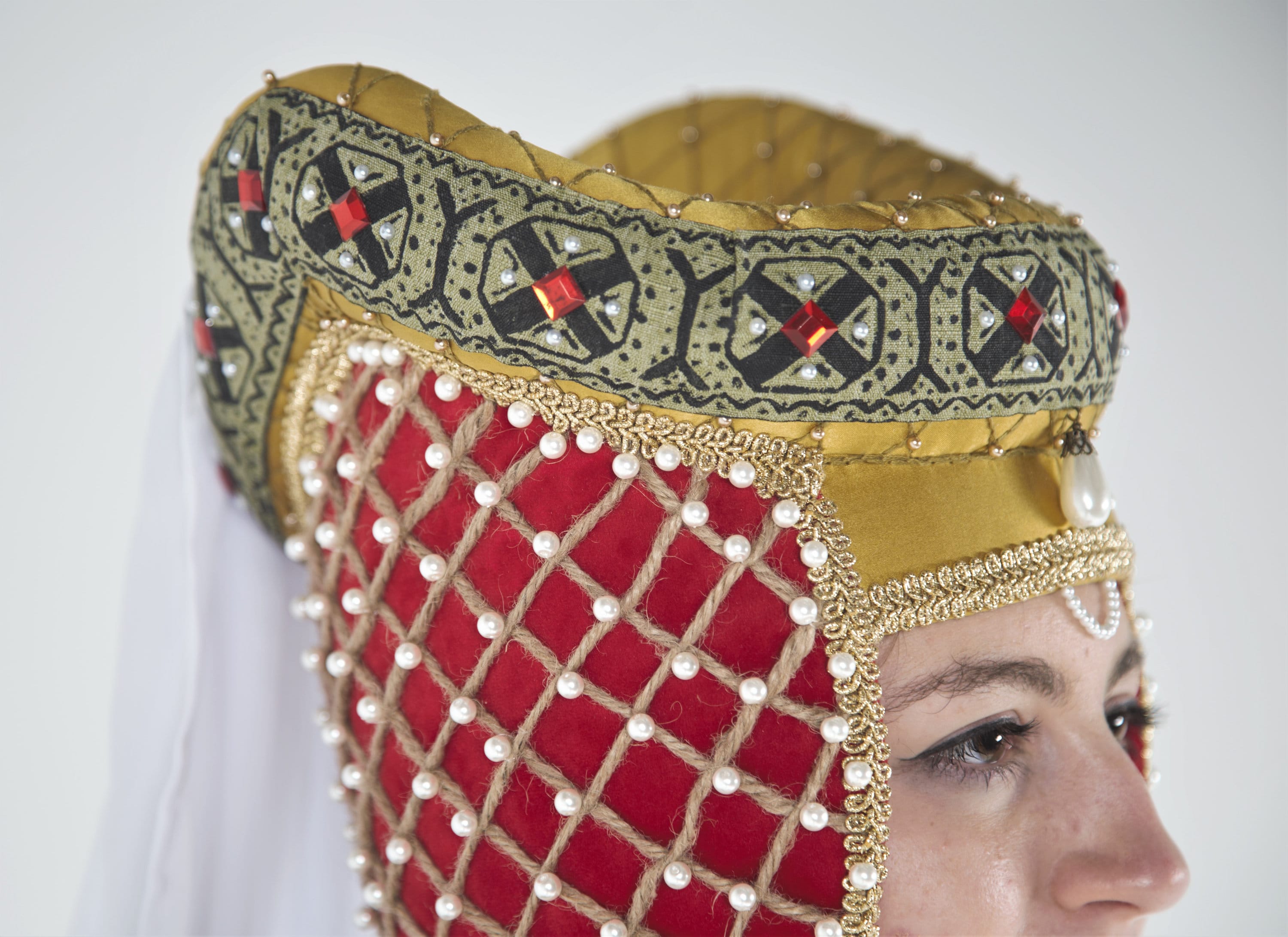 Medieval Hennin/escoffion Headdress With a Veil and Pearl Decorations ...