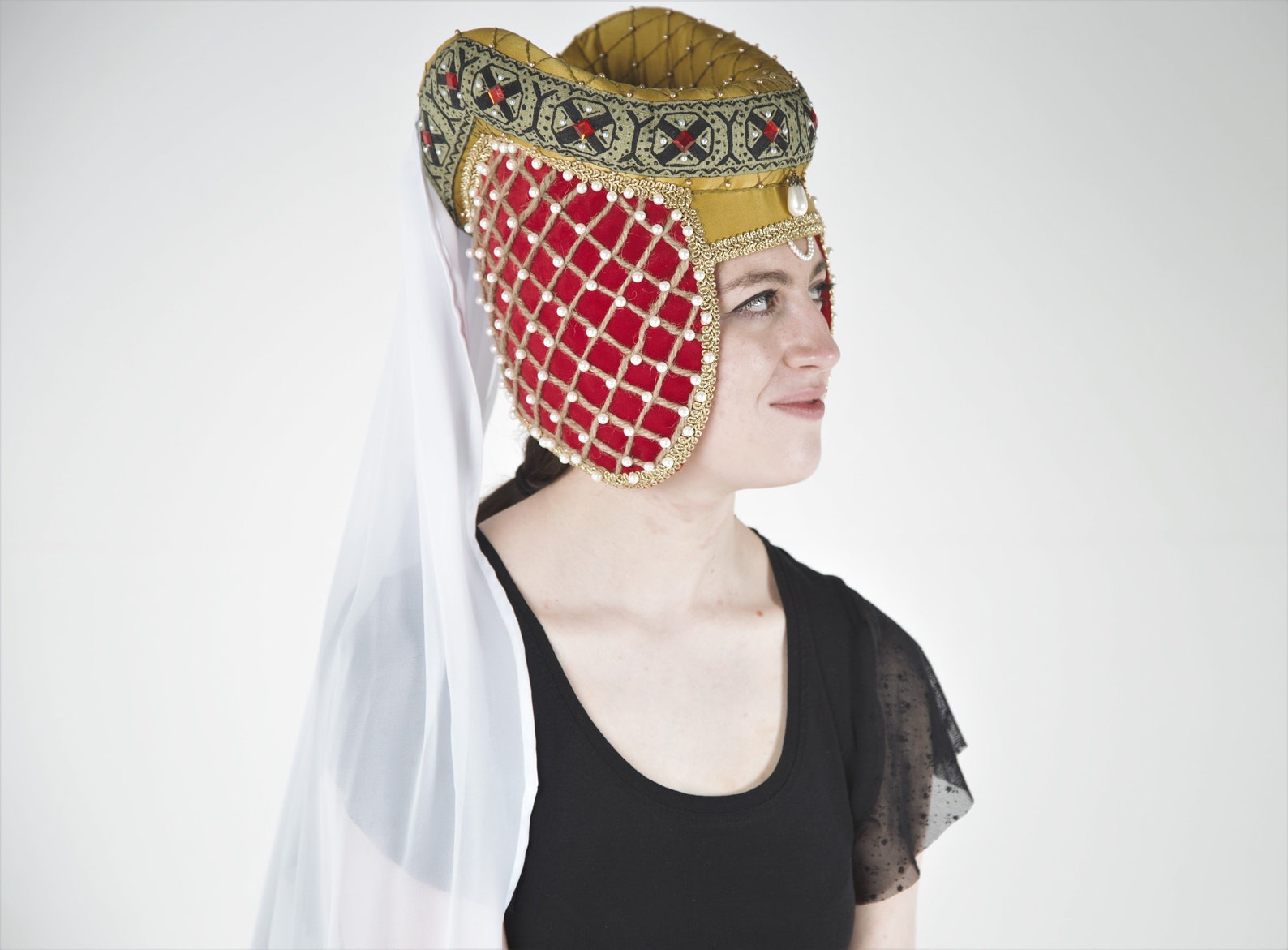 Medieval Hennin/escoffion Headdress With a Veil and Pearl Decorations ...