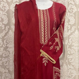 Beautiful Pakistani Readymade 3pic Lawn Embroidery Work Shalwar Kameez ...