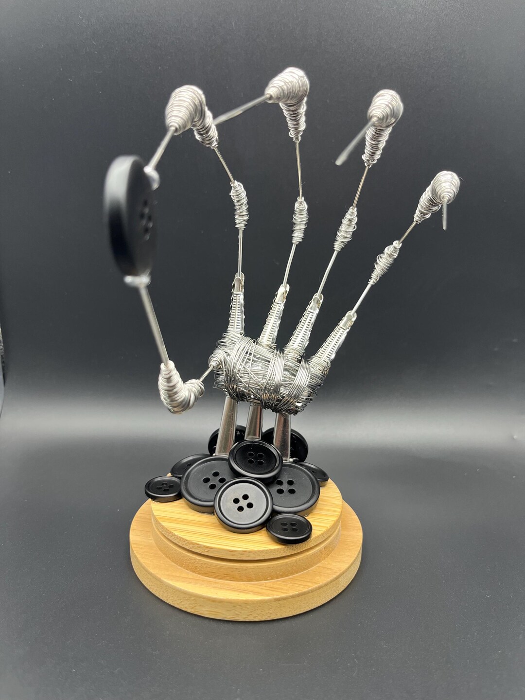 Las manos de Beldam, personajes inspirados en Coraline, manos de aguja ...