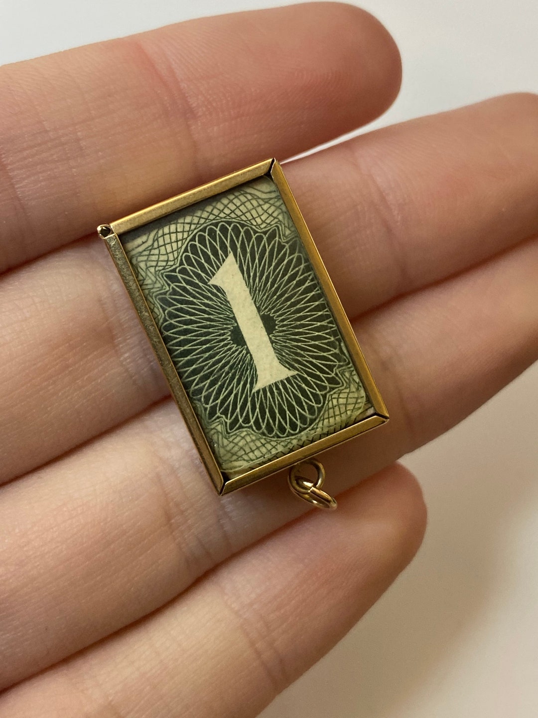 A Fine Quality Collectable Vintage 1 Pound Note Charm in a Rectangular ...