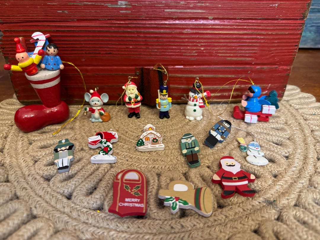 Group of 15 Vintage Christmas Tree Ornaments - Santa, Mouse, Snowman ...