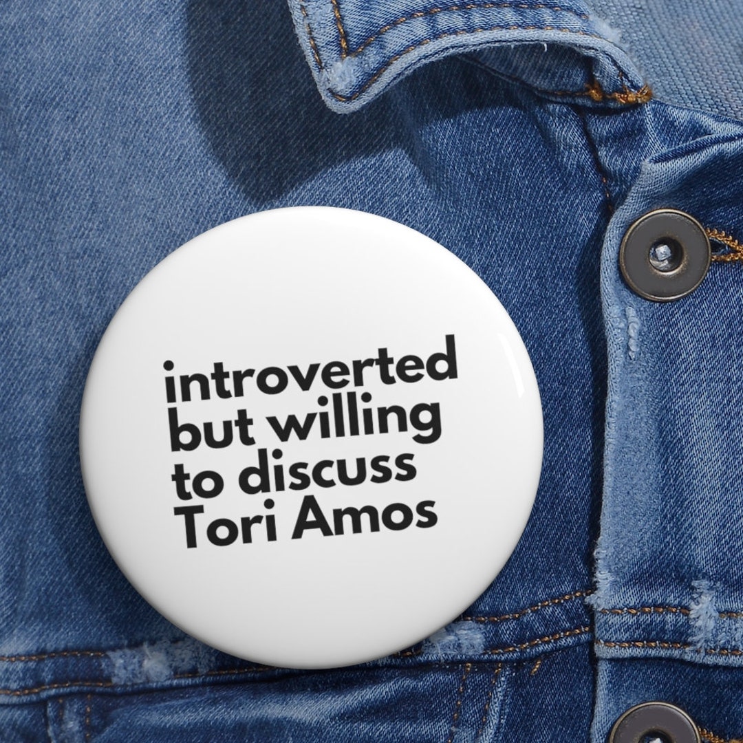 Introvertiert aber bereit, Tori Amos Pin Buttons für Rucksäcke, Taschen ...