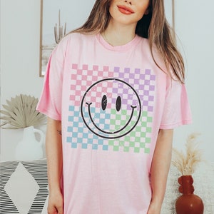 Comfort Colors Smiley Face Shirt, Womens Graphic Tees Trendy, Cute ...