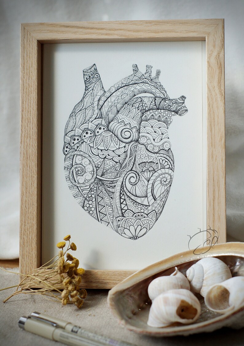Rysunek Serca. Prawdziwy rysunek serca, wykonany na kremowym papierze ...